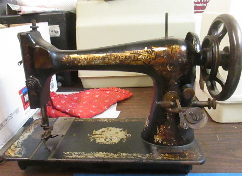 My Sewing Machine Obsession: Singer 27 vibrating Shuttle treadle