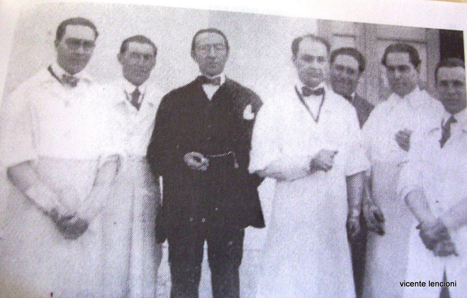 Historia que vive en el cementerio de Azul: Equipo de medicos que ...