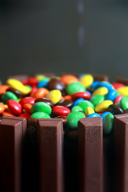Crumbs and Cookies: kit kat cake.
