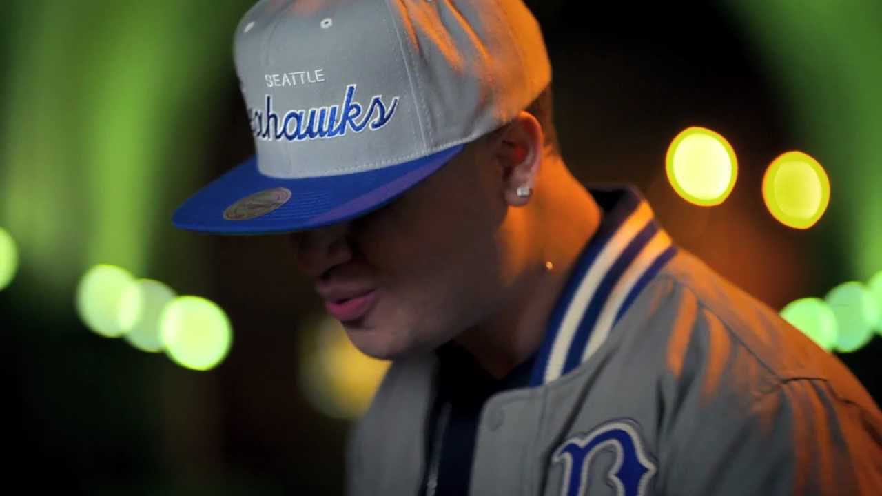 Farruko Piercing En El Cuello