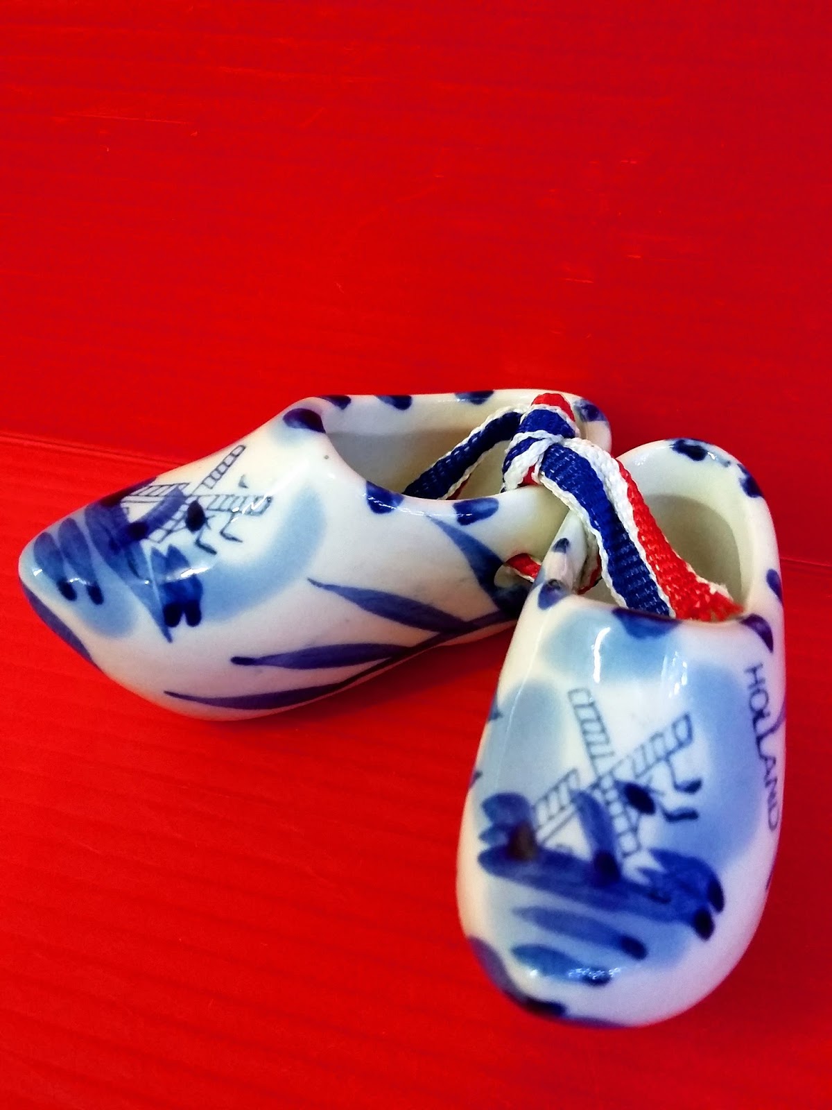 Koleksi Barang Bekas Unik: Set Klompen Mini Delft