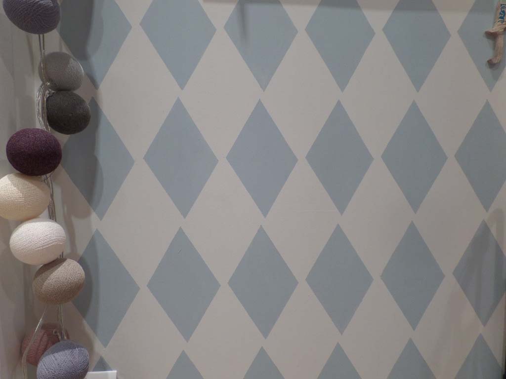 el blog de PINSABALIN: Cómo pintar de rombos una pared