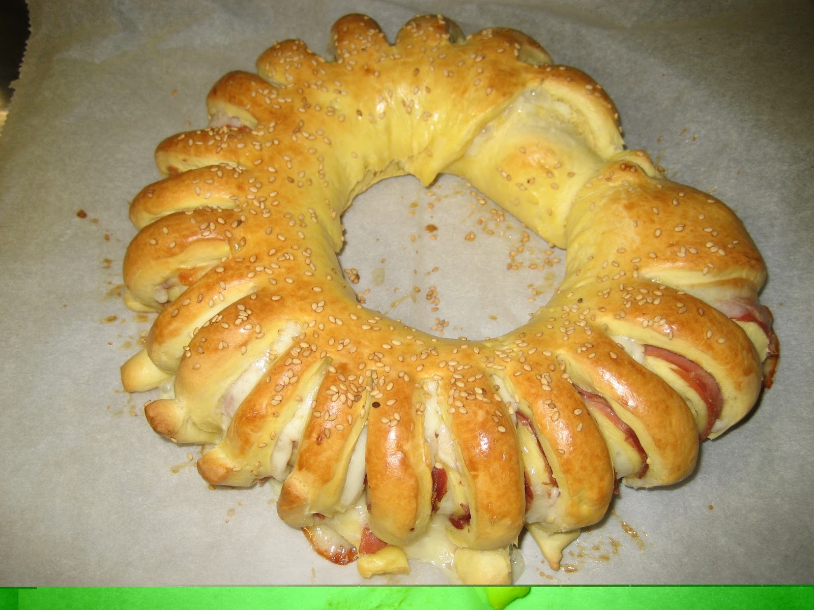 Rosca de pan rellena de queso y jamón