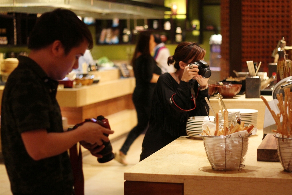 Anagon: New World Makati Cafe 1228: Half Price for Full Buffet!