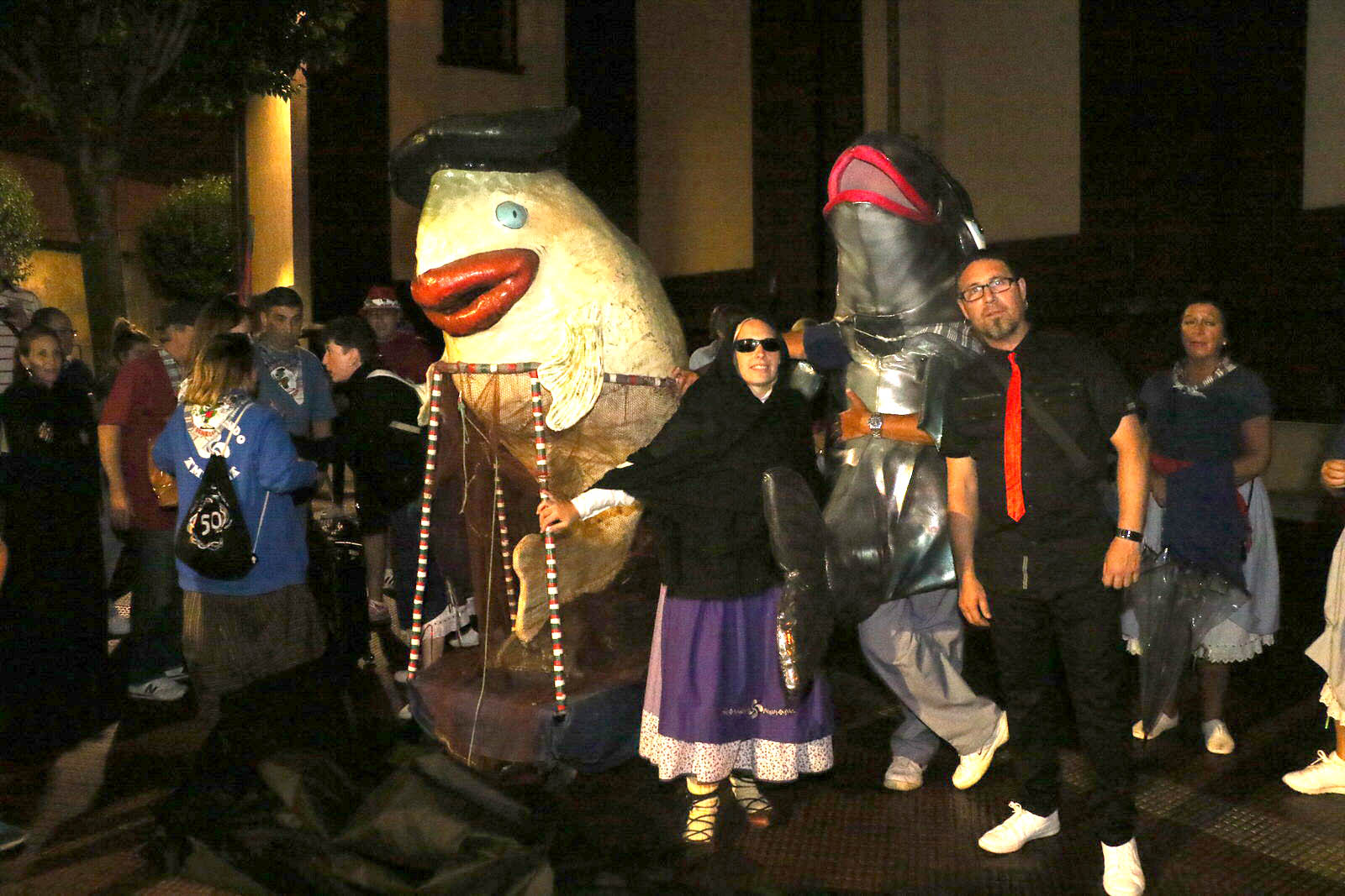 Cientos de personas despiden las fiestas de Retuerto y a su trucha jubilada