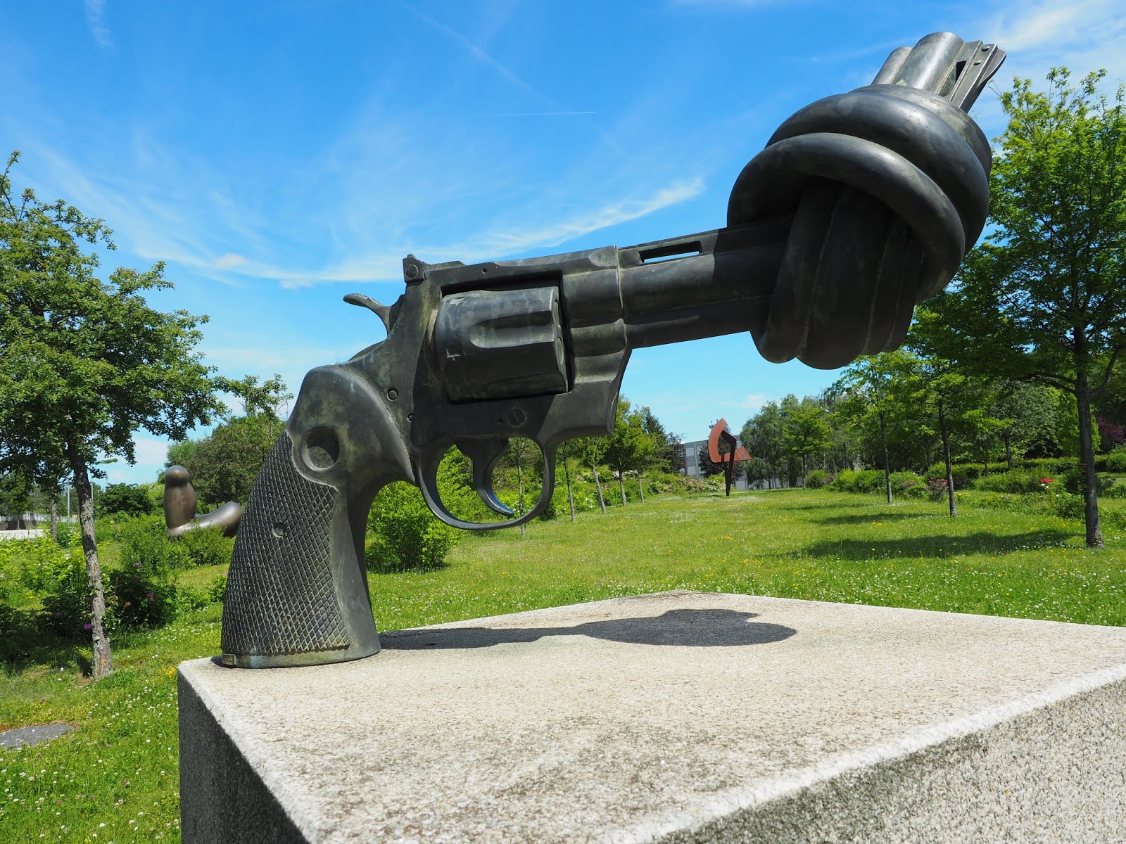 Dichisurile Ralucai: Luxembourg - "Knotted gun", a small sculpture with ...