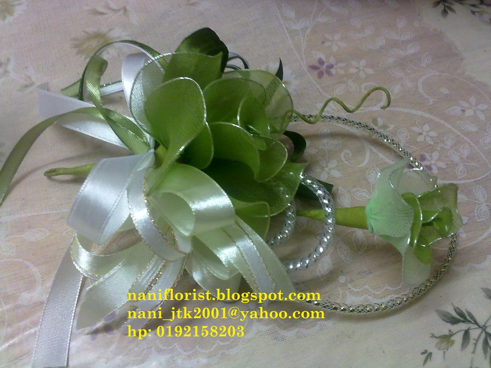 Nani Florist: BUNGA PAHAR GANTUNG ROS HIJAU DARK DAN SOFT COLOUR