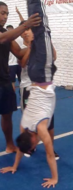 Ejercicios de fortalecimiento y técnicos para lograr pararse en la ...