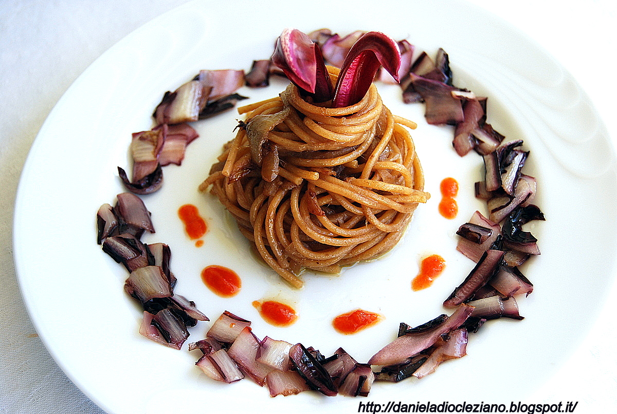 Bigoli mori in salsa veneta con il radicchio | Daniela&Diocleziano