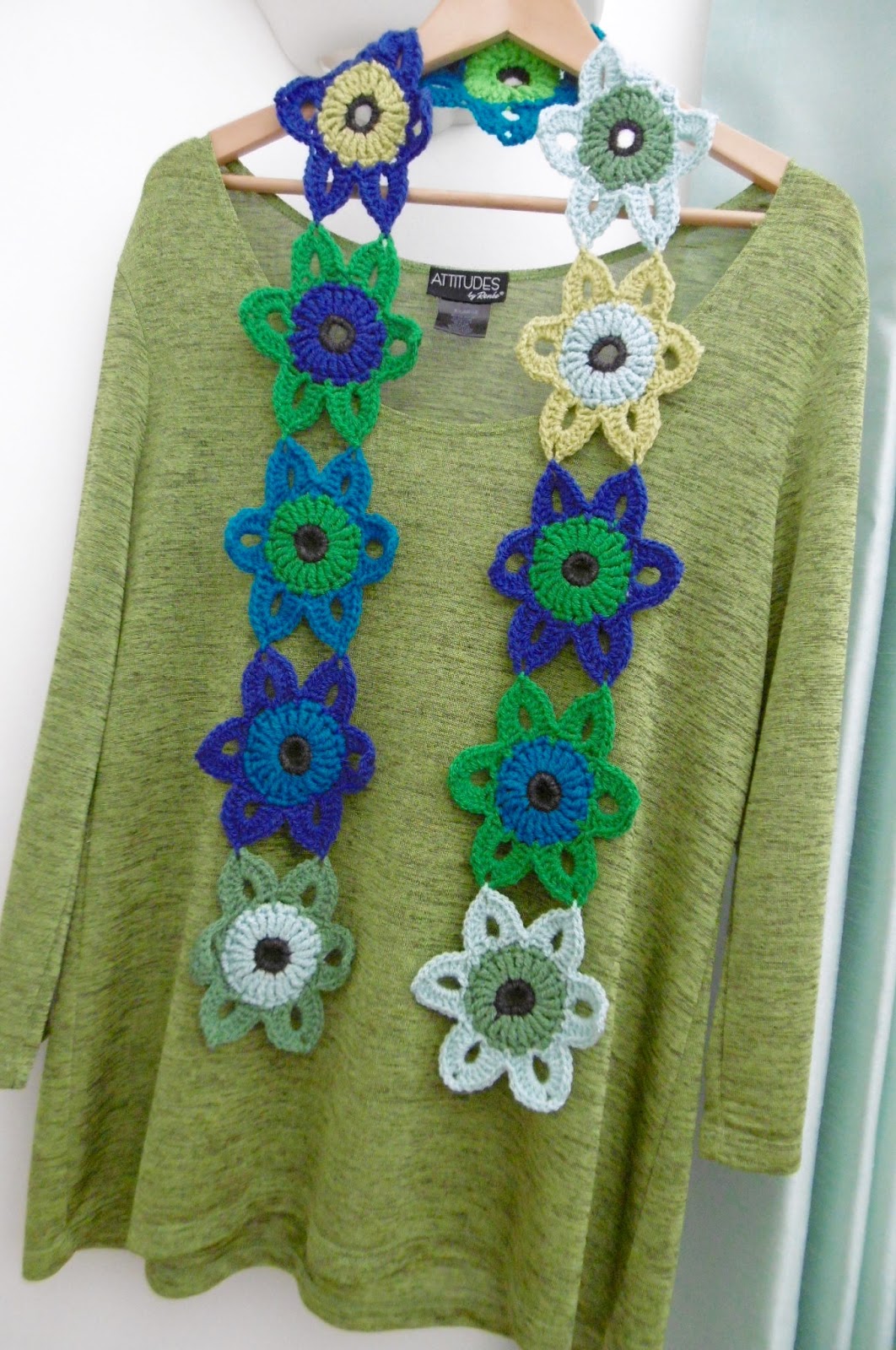 Susan Pinner: SUFFOLK PUFF FLOWER SCARF PATTERN