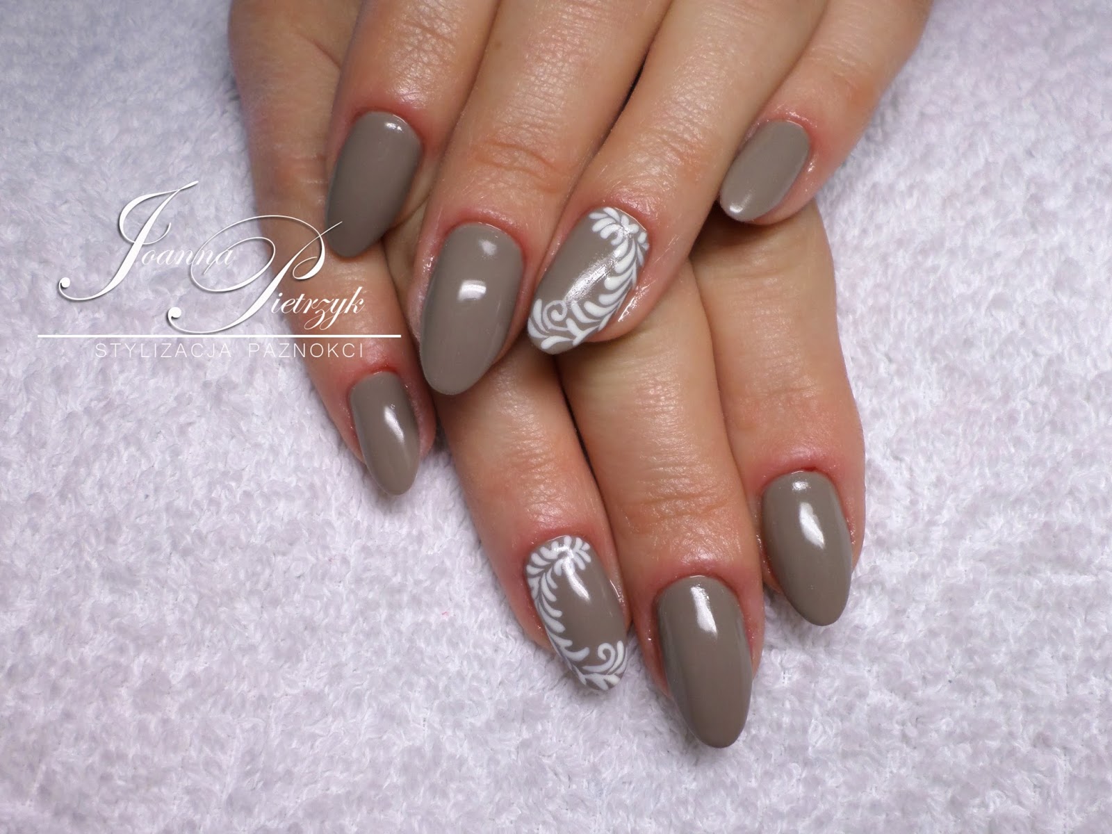 Stylizacja paznokci: szara hybryda na naturalkach