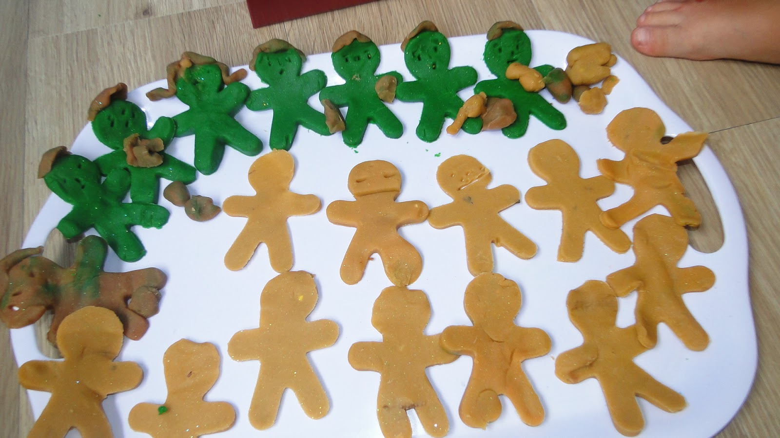 Sexto dia: Fazendo bonecos com massinha ~ Tempo em Casa, ensinando!