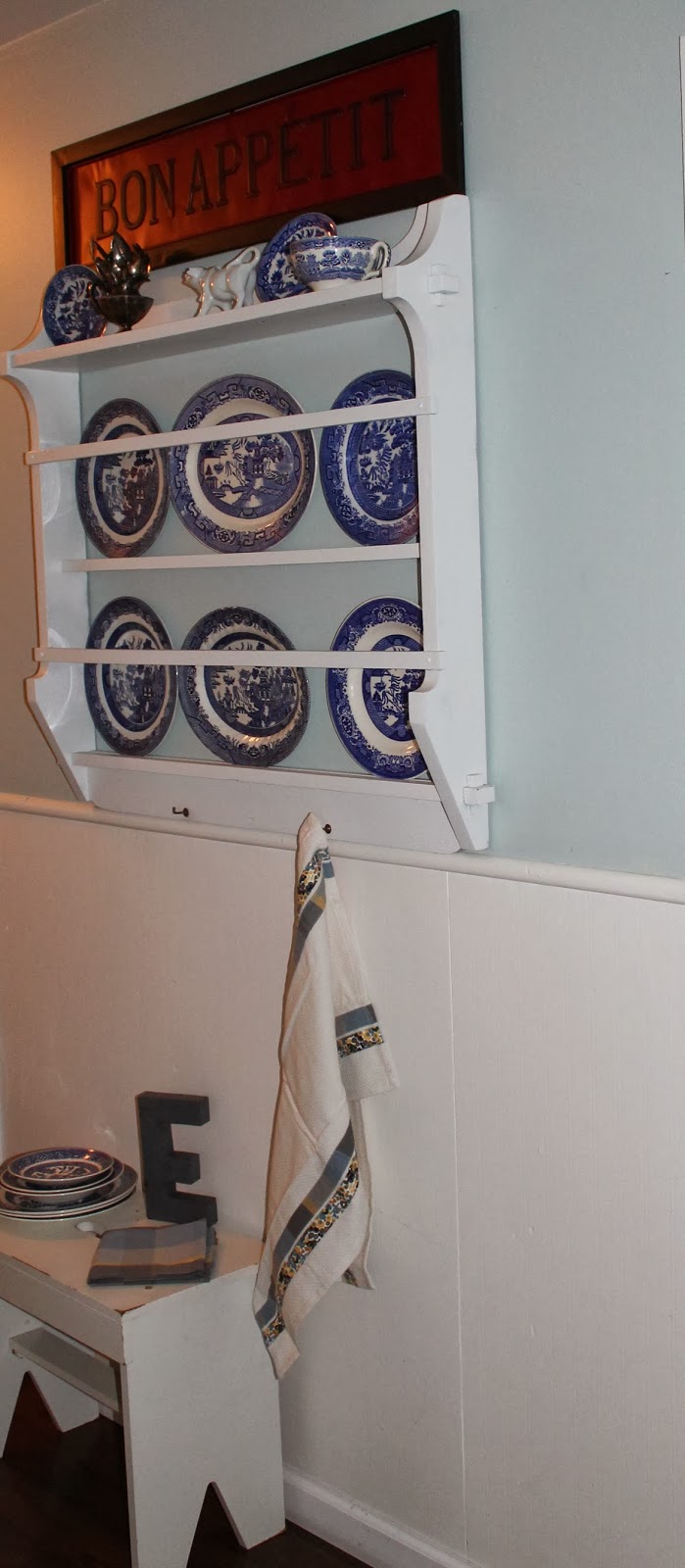 Adding Blue & White To My Plate Rack | love my simple home