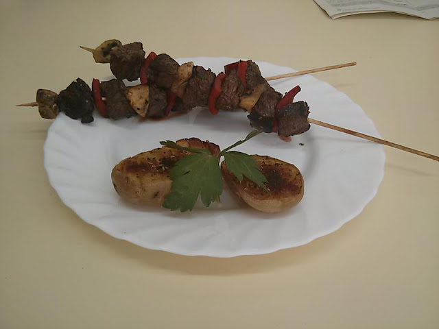 "Cocinillas de Sant Joan": BROCHETAS DE PUNTA-PECHO CON VERDURAS