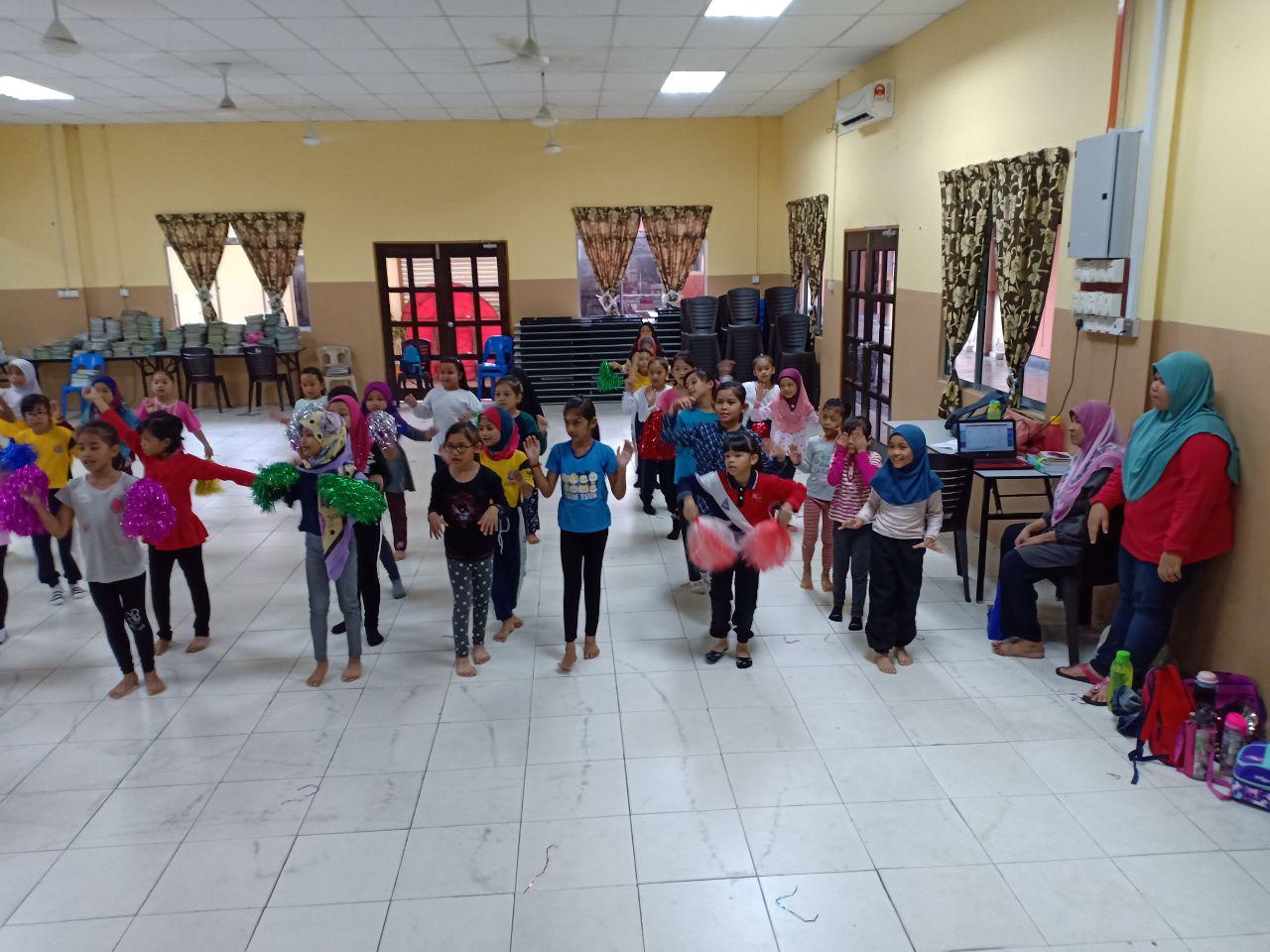 SEKOLAH KEBANGSAAN CONVENT MUAR: LATIHAN POM POM