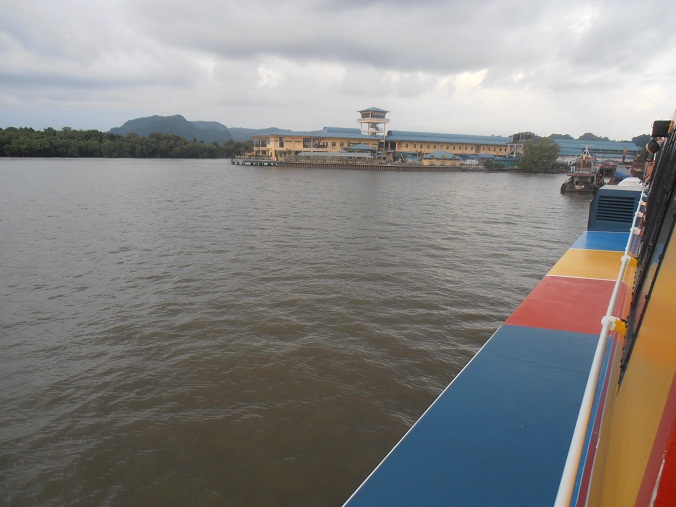 BERPETUALANG KE ACEH: The waters just outside the Perlis river mouth