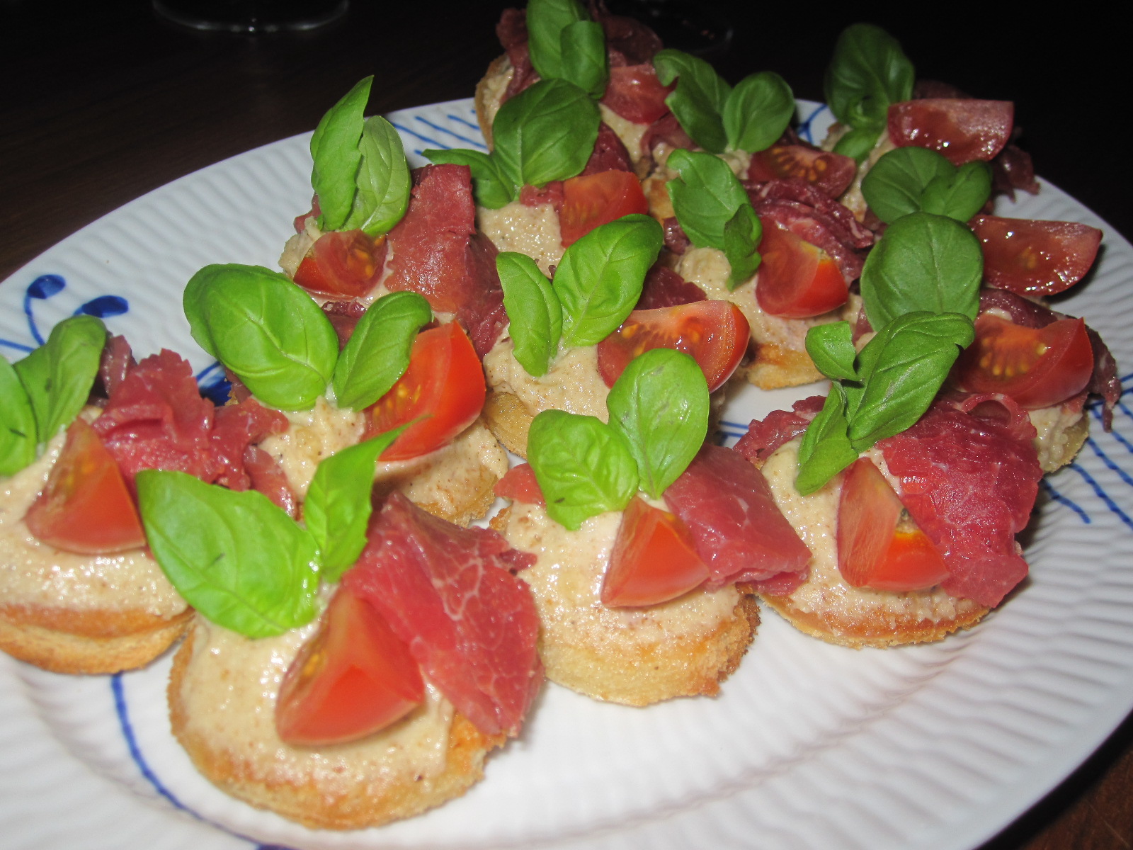 TYK MEN GLAD: Kanapeer med laks og carpaccio