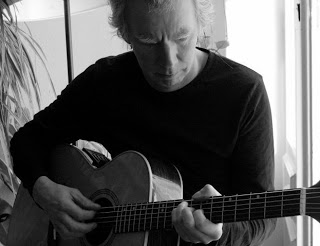 Intersticio: COLIN BASS: "Todo el mundo tendría que leer ´1984´, cada ...