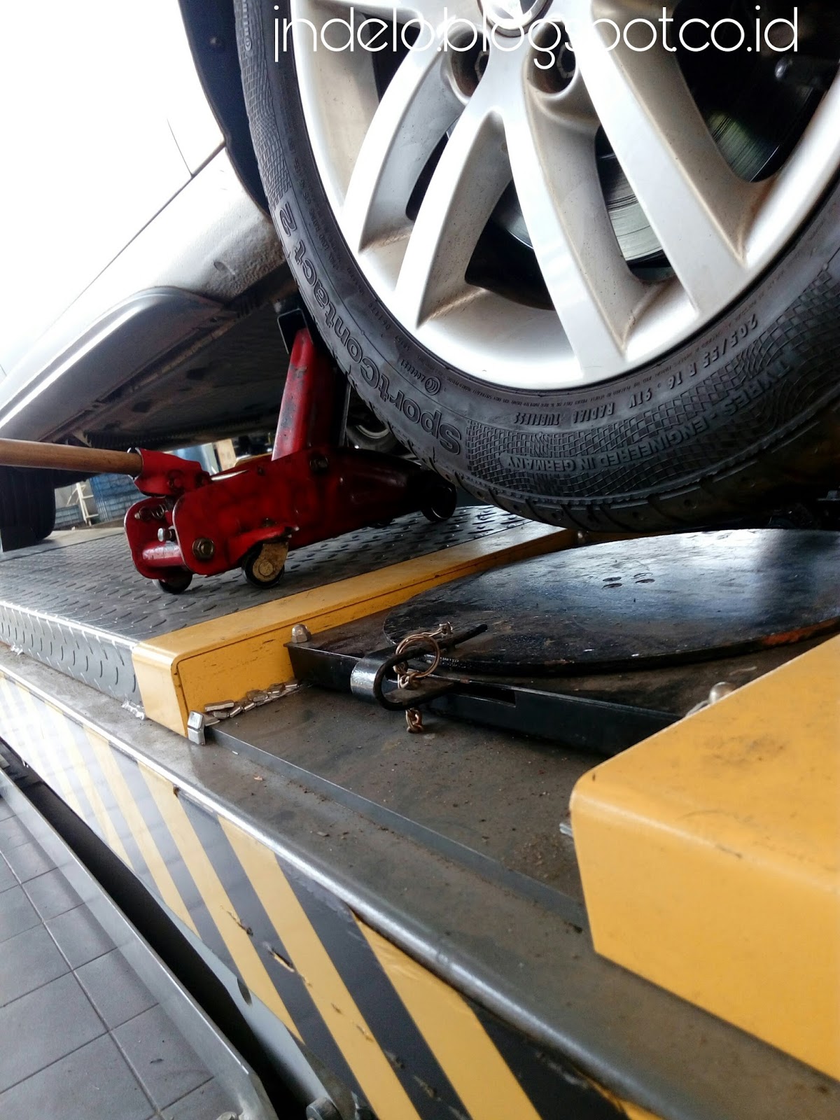 Cara mendongkrak mobil dengan dongkrak buaya (kecil)