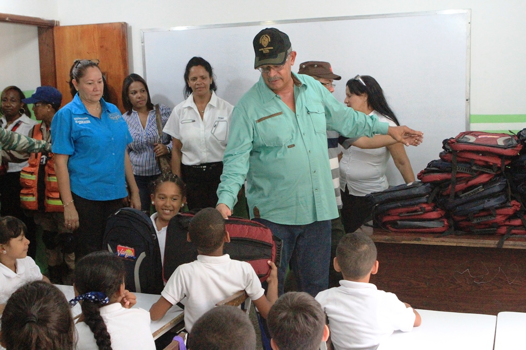 Gobernador reinauguró escuela Carmen Felicia Colón