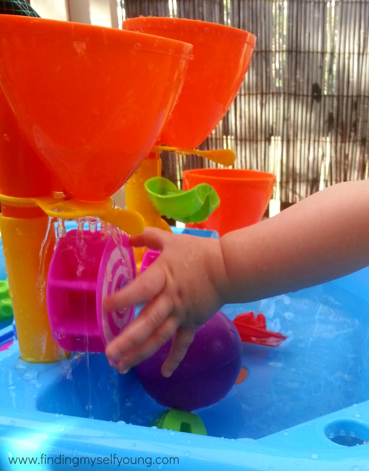 Sensory water play for toddlers | Finding Myself Young
