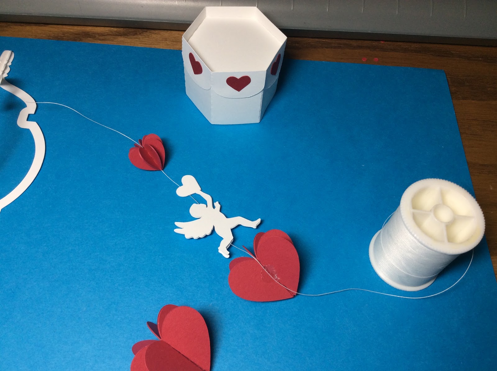 Papercrafts and other fun things: Valentine Cupid Box