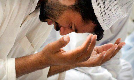 A Man Doing Dua With Emotions - Photos Blog - Everything In Photos