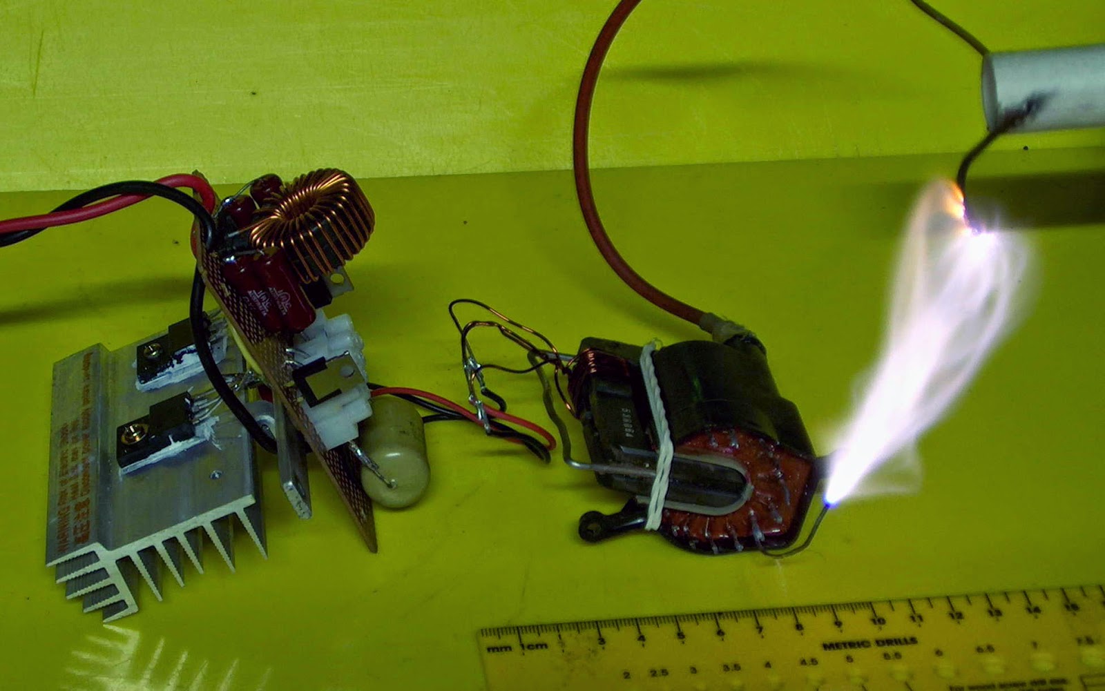 ELEKTRONIKA INDONESIA: Inverter 12Vdc to 220Vac