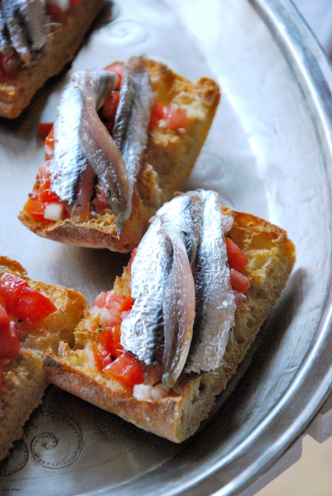 Tosta de pan con tomate y boquerones en salazón — Chez Silvia