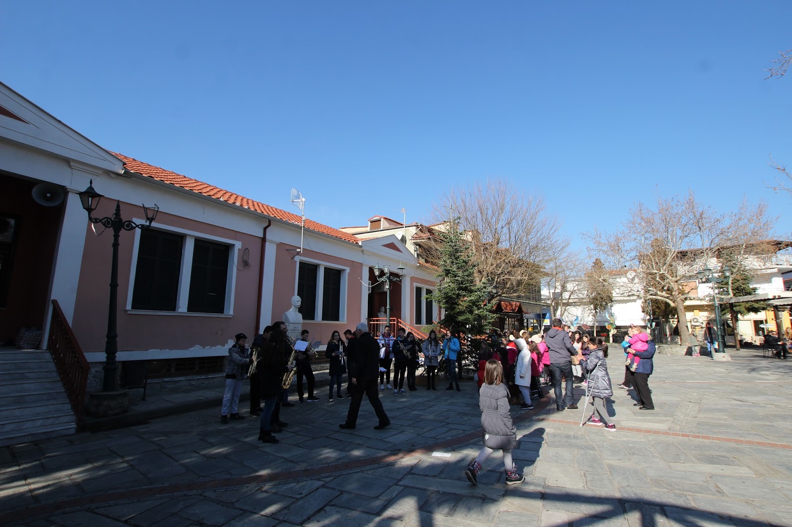 Βελβεντινή ματιά: Χριστουγεννιάτικες νοτες απο την μπάντα του ΜΟΒ και ...