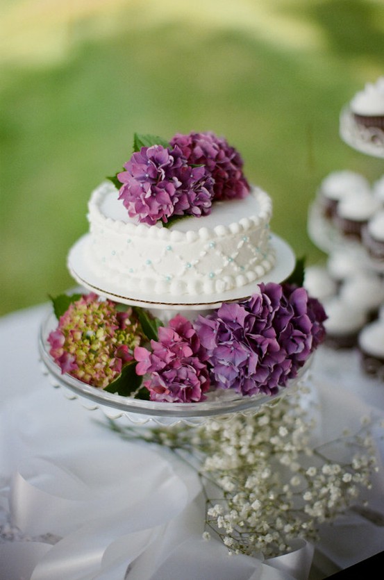 Torturi de nunta, cu detalii mov :)