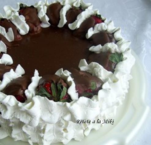 Tort cu mousse de ciocolata si crema de capsuni ~ Retete a la Miki