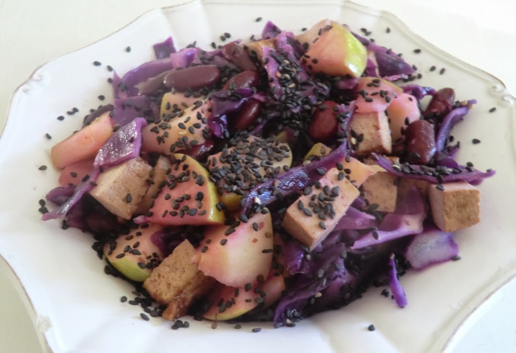 Poêlée de chou rouge aux haricots rouges, tofu fumé, pommes et sésame ...
