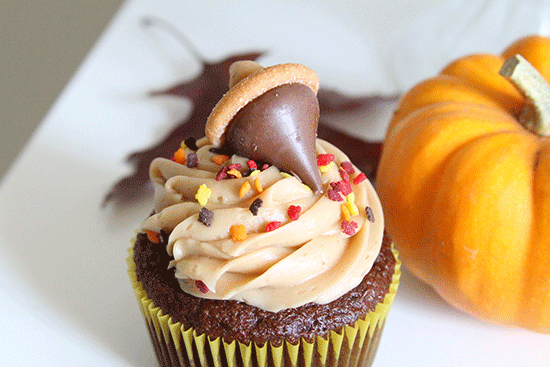 Fall Acorn Cupcakes – Will Bake for Shoes