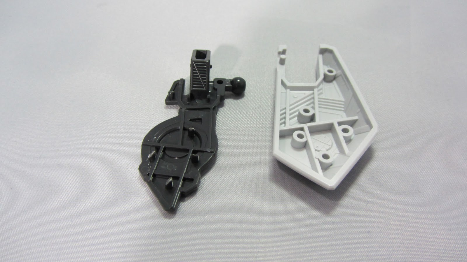 Making GUNPLA Tutorial Part 1: How to Assemble GUNPLA, Cutting Parts ...