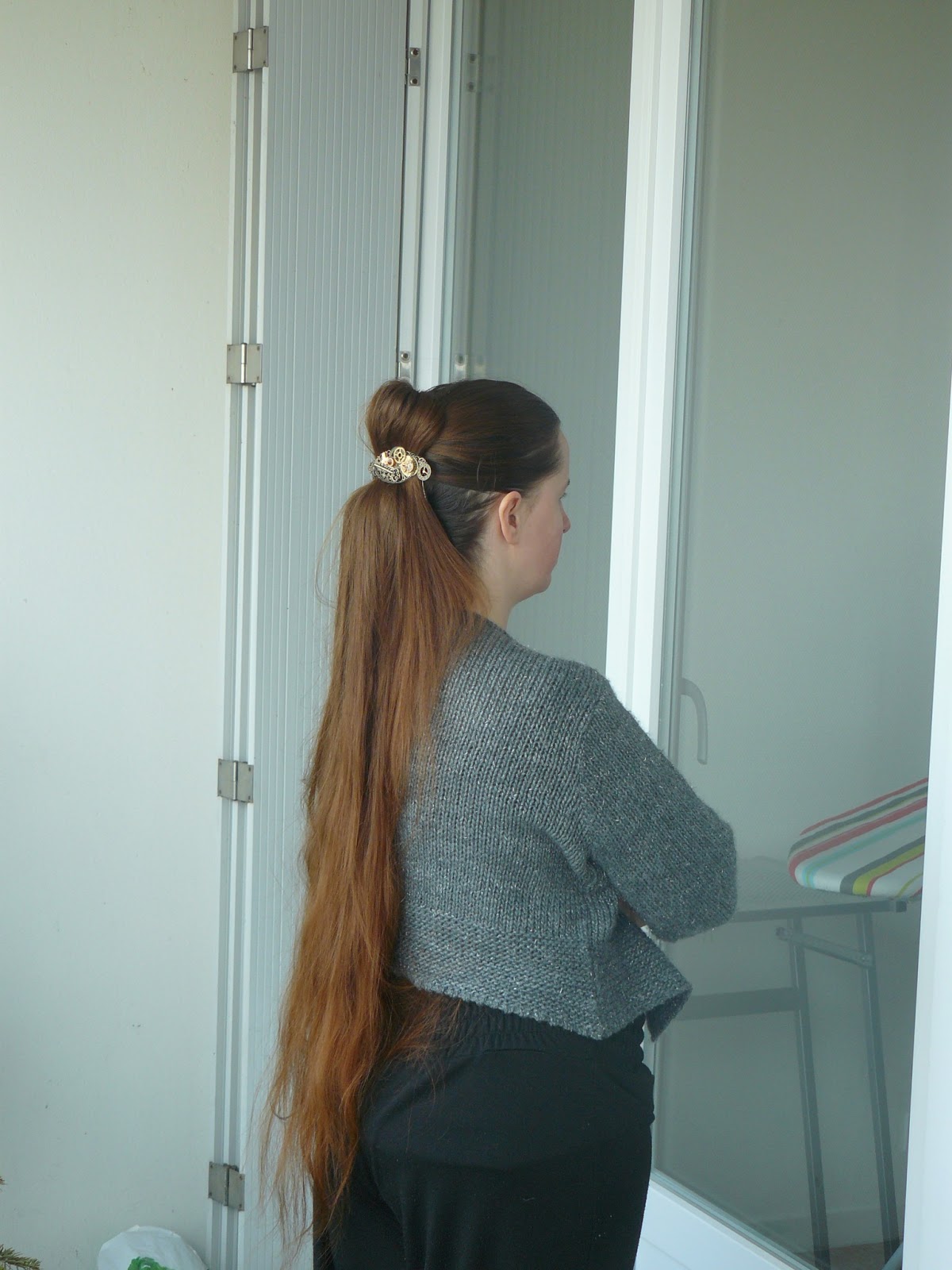 1001 coiffures: Chignon queue de cheval avec barrettes