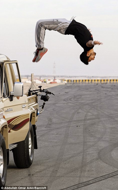 Shocking Photos: Checkout the dangerous stunts street gyminst performs ...