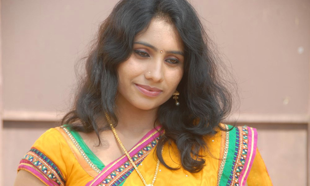 Latha Stills At Yellow Saree Photos Gallery - Hot PHOTOSHOOT Bollywood ...