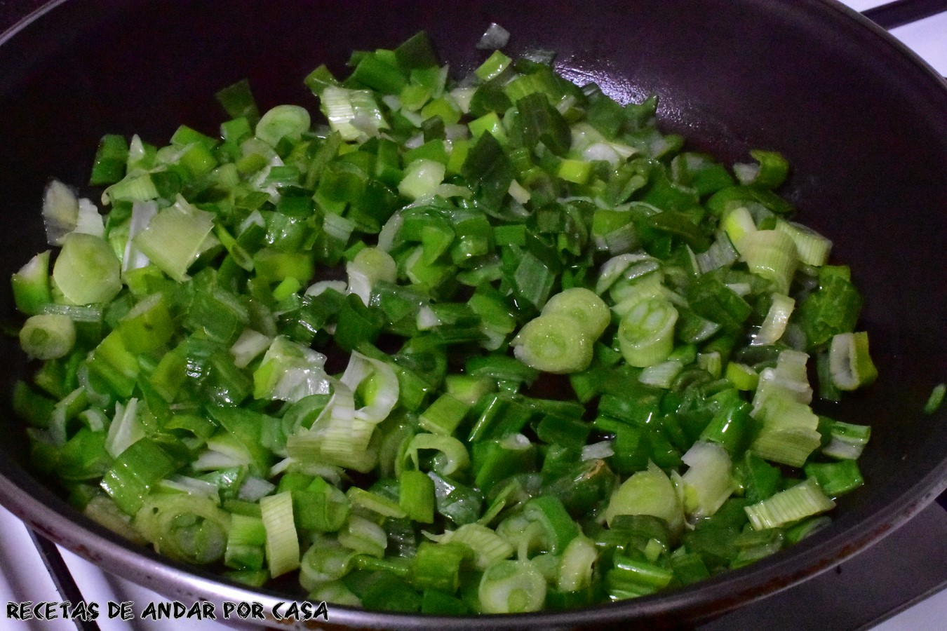 Recetas de andar por casa.: Tortilla de rabo de cebolla tierna