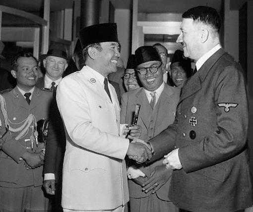 Mari Membaca, || Fakta Unik Tentang Kemiripan Bung Karno Dengan Adolf ...