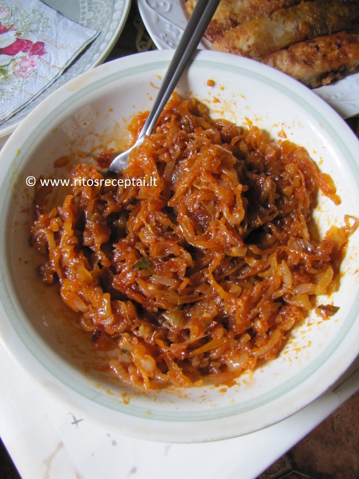 Ritos receptai : Keptas karpis su karamelizuotais svogūnais