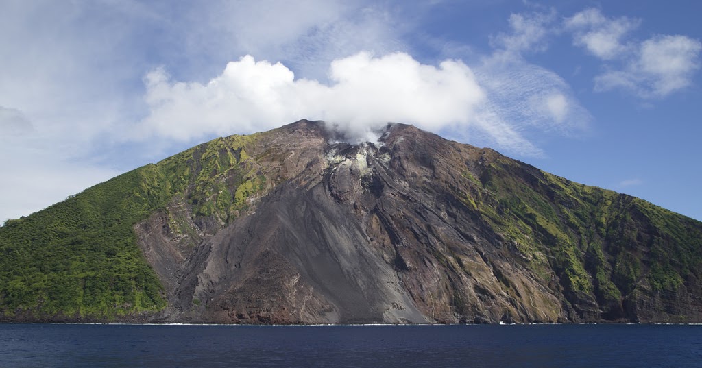 The Big Wobble : The remote volcano, Tinakula in the Solomon Islands ...