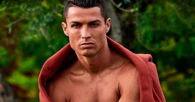Jogador Cristiano Ronaldo Posa Só De Cueca Branca Volume Na Cueca