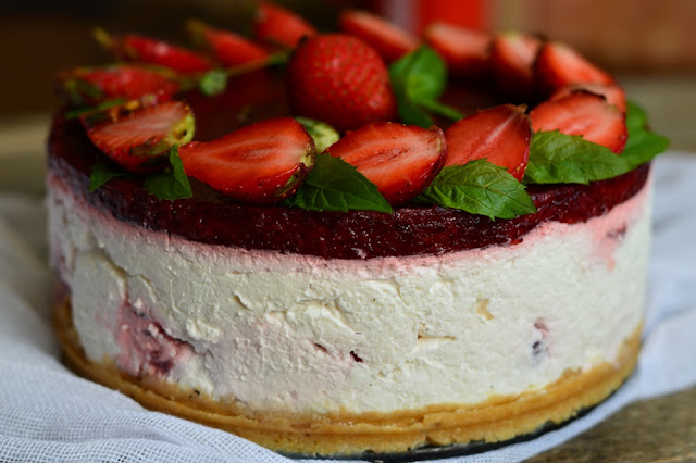 Cheesecake cu capsuni, fara coacere - CAIETUL CU RETETE
