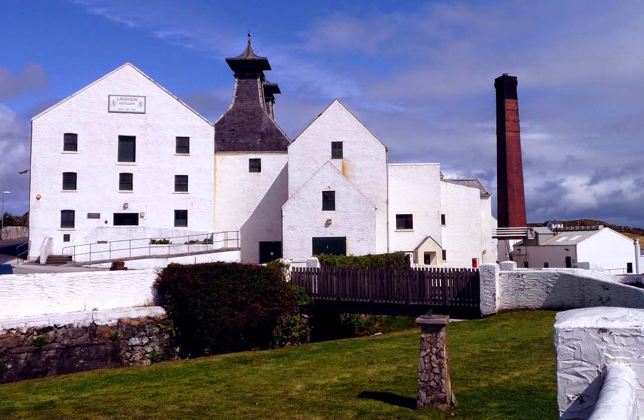 The Malt Desk: LAGAVULIN 12 (2013) - DISTILLERY BOTTLING