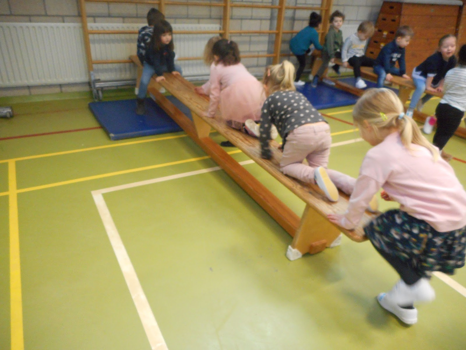 kleuterturnen met juf Marleen : Kruipen, sluipen,waggelen...
