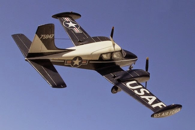 AIRPLANE SCALE MODELKIT: Cessna - 310