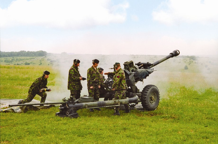 VEICULOS E ARMAMENTOS MILITARES: BAE SYSTEMS L-118 LIGHT GUN