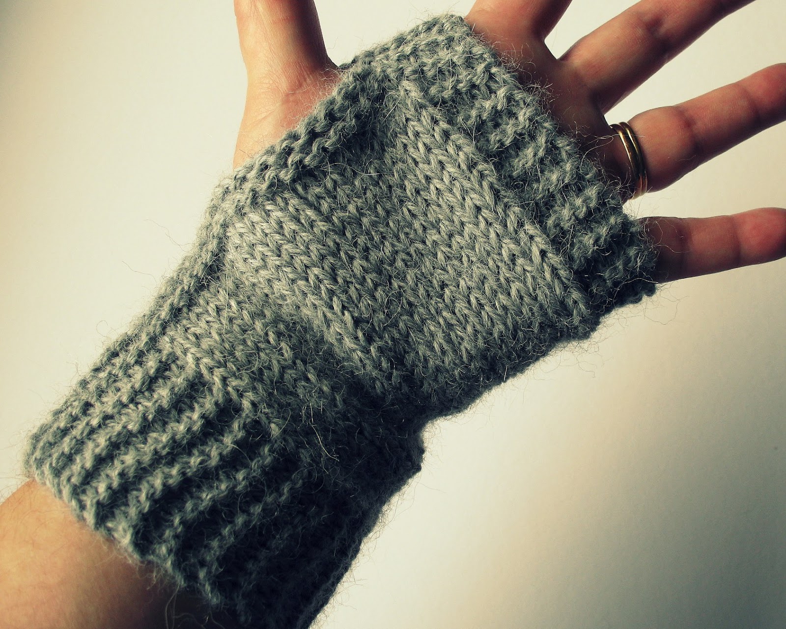 eclectic me: Easy Fingerless Mitts.... eclectic me: Easy Fingerless Mitts....