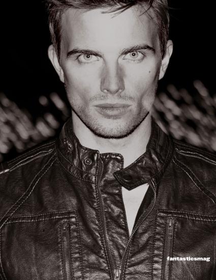 Menilike: Derrick Hayes